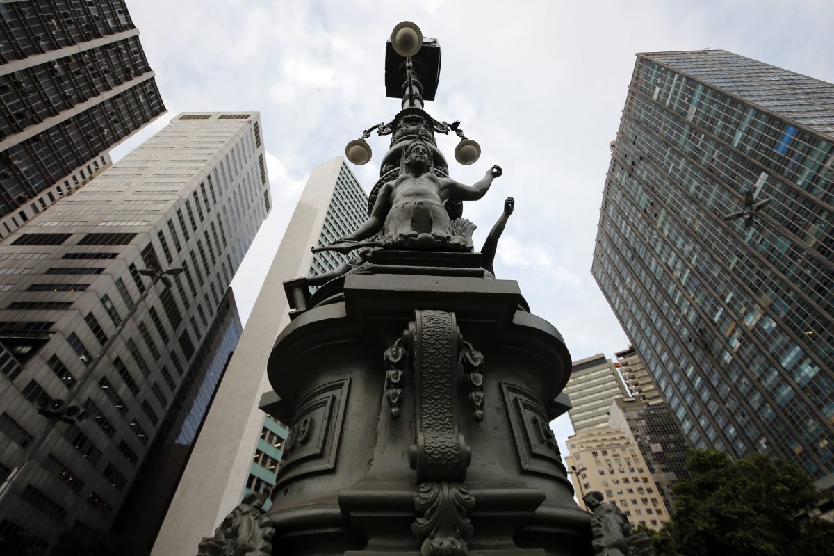 Relógio histórico do Largo da Carioca é restaurado e volta a tocar ...
