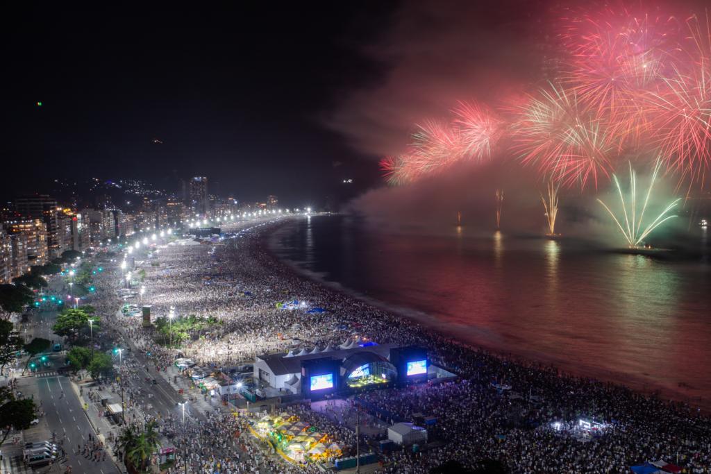 Três milhões de pessoas celebram a chegada de 2023 nos nove palcos espalhados pela cidade do Rio ...