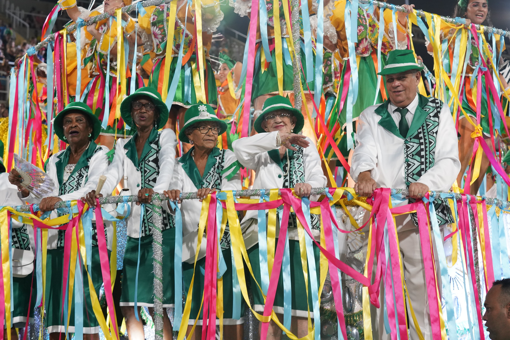 Fotogaleria: veja como foi o segundo dia de desfiles das escolas de samba da Série Ouro ...