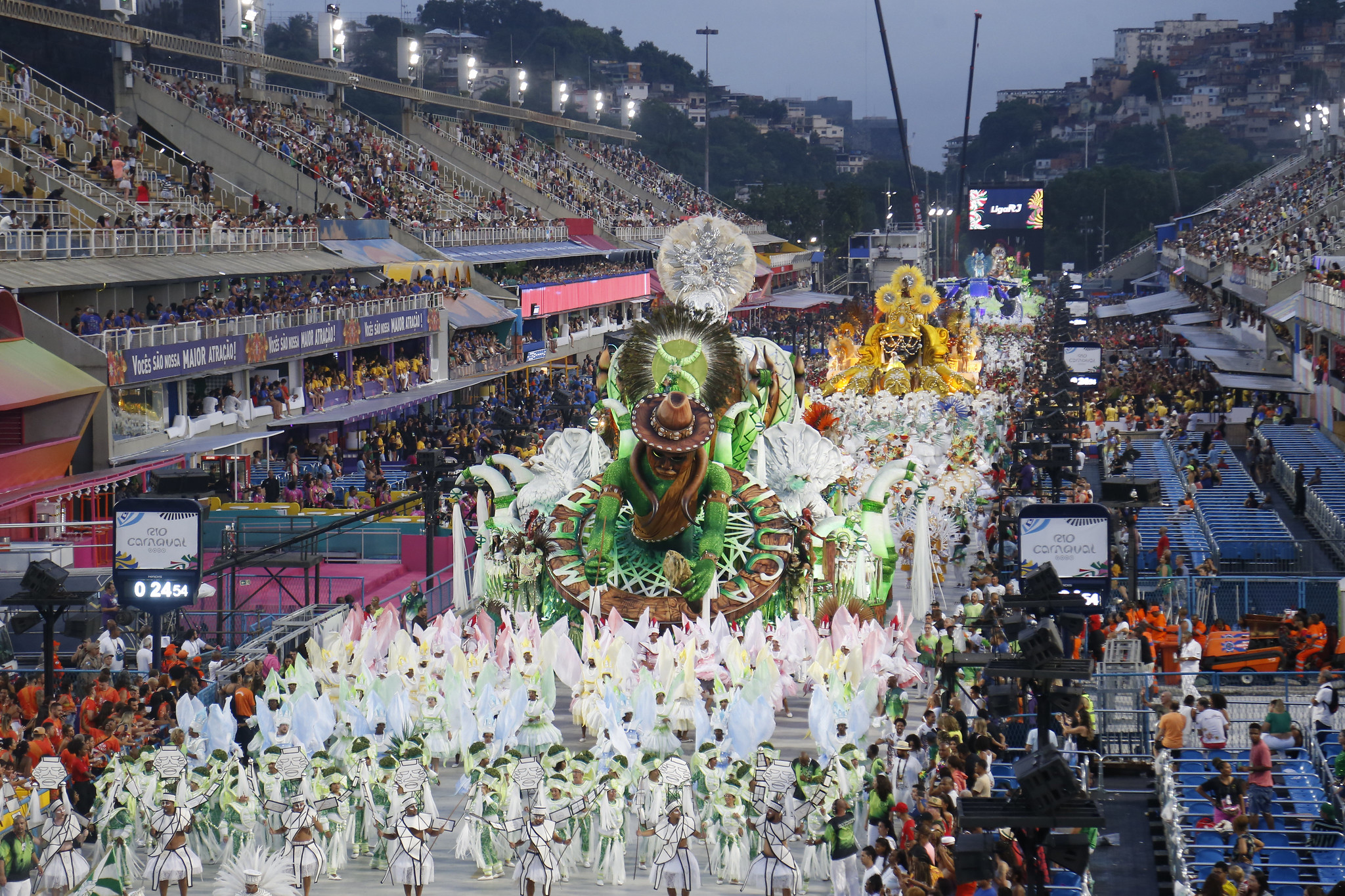 Fotogaleria: veja como foi o segundo dia de desfiles das escolas de samba da Série Ouro ...