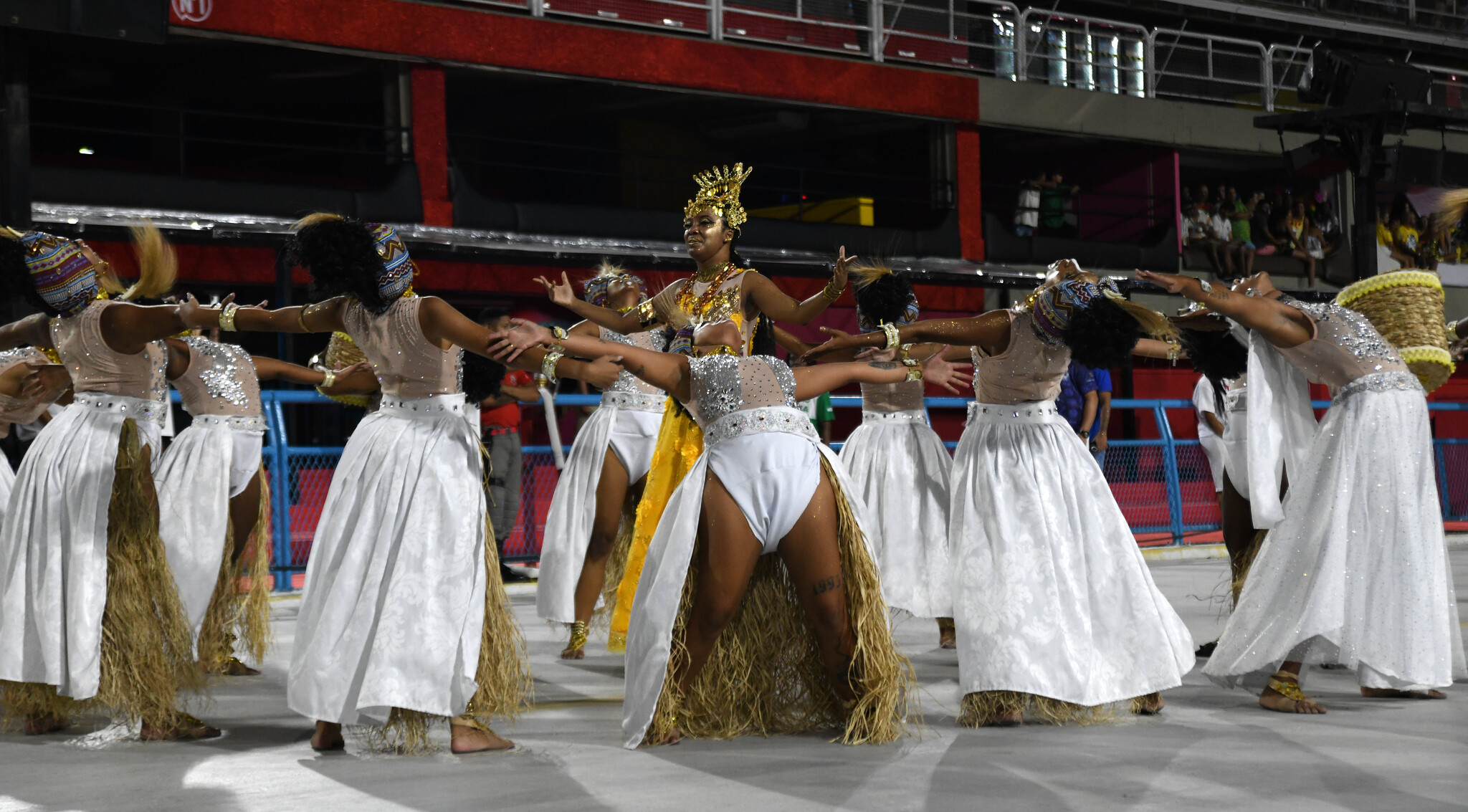 Fotogaleria: veja como foi o segundo dia de desfiles das escolas de samba da Série Ouro ...