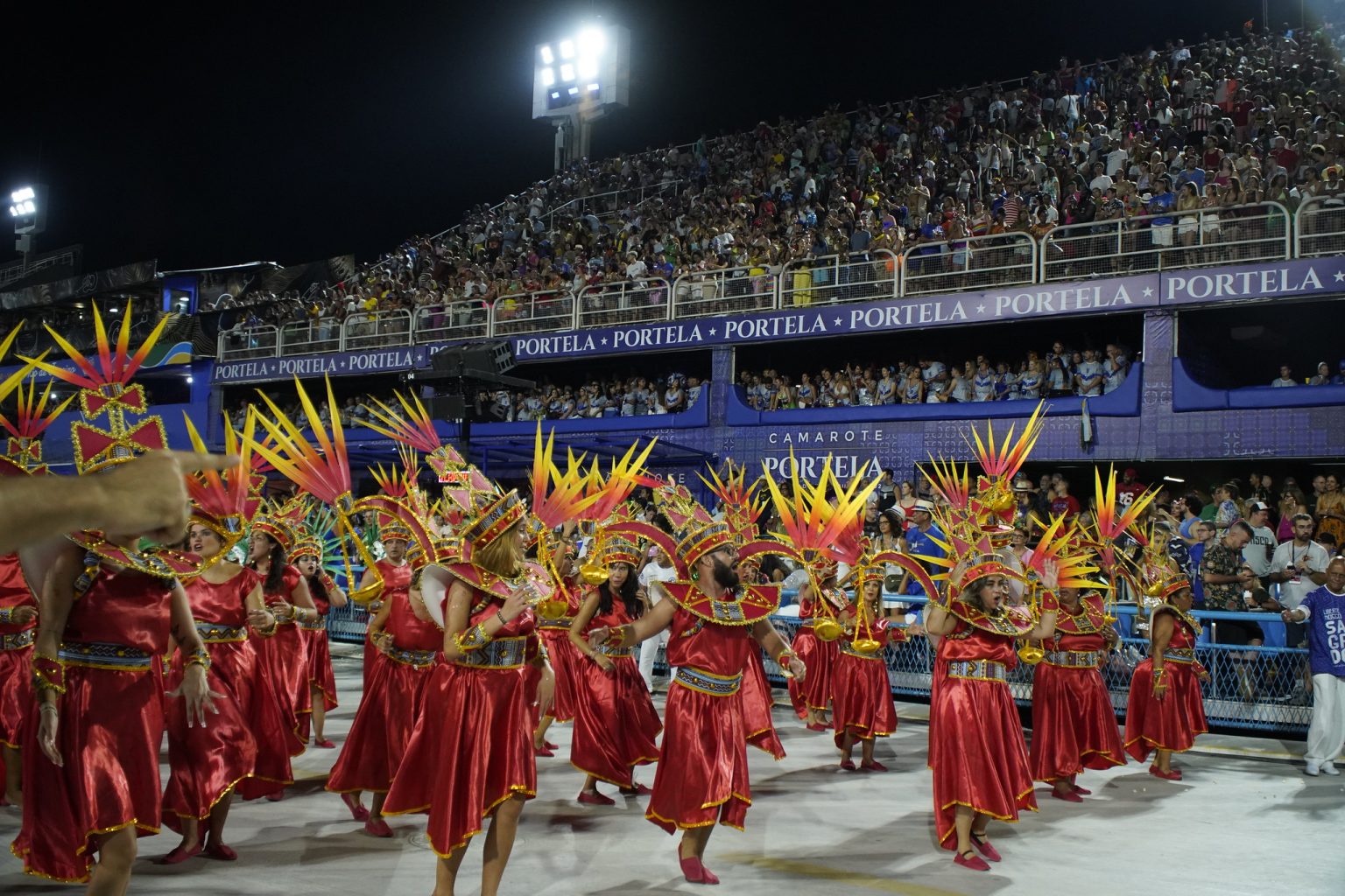 Fotogaleria: veja como foi o segundo dia de desfiles das escolas de samba da Série Ouro ...
