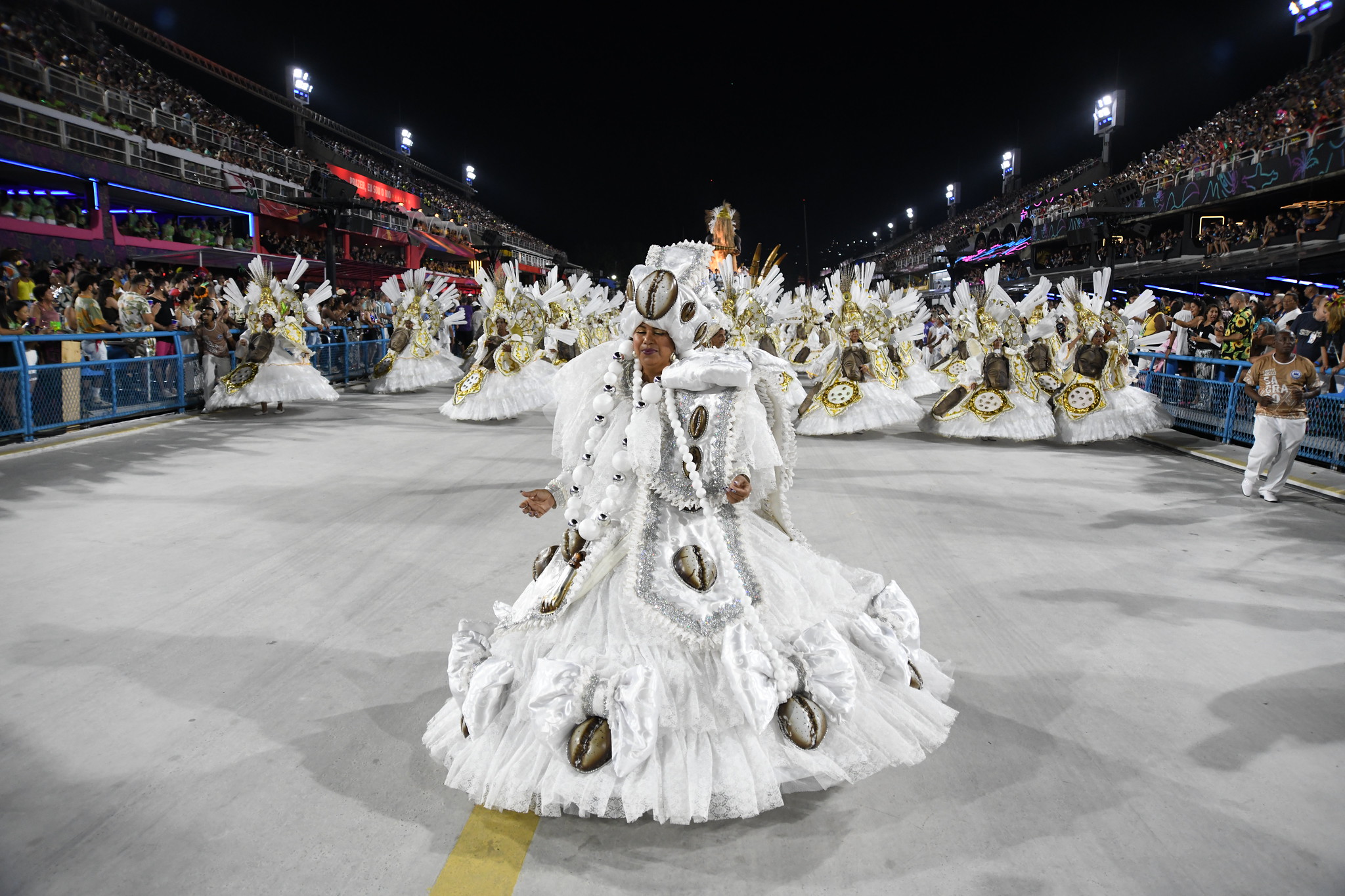 Fotogaleria: veja como foi o segundo dia de desfiles das escolas de ...