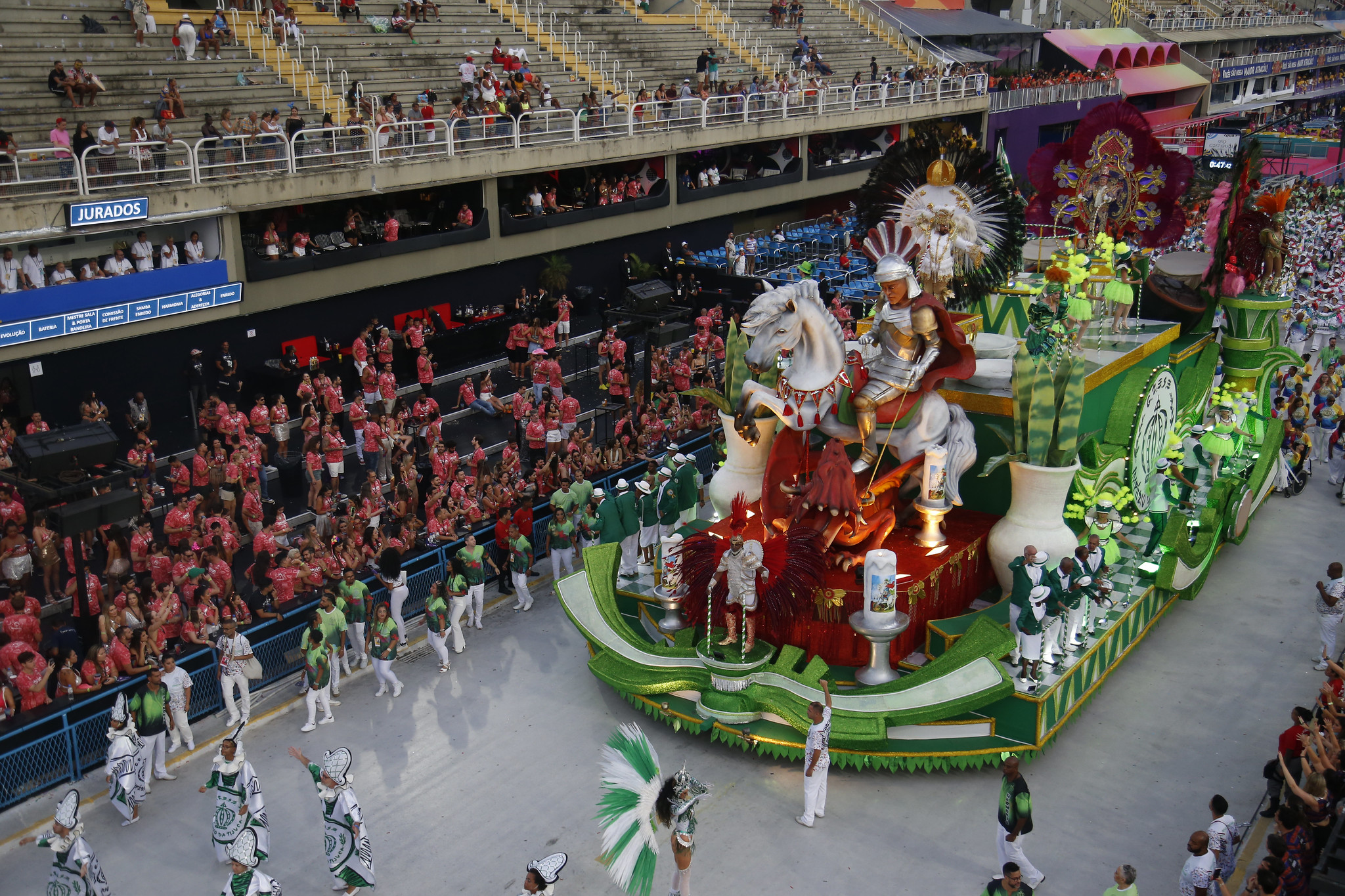 Fotogaleria: veja como foi o segundo dia de desfiles das escolas de samba da Série Ouro ...