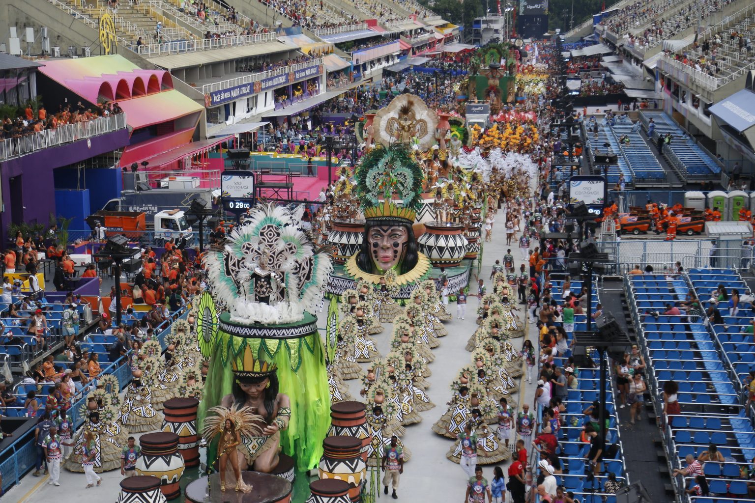 Fotogaleria: veja como foi o segundo dia de desfiles das escolas de samba da Série Ouro ...