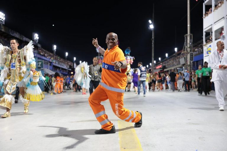 Renato Sorriso, gari da Comlurb e ícone do Carnaval carioca, festeja 25 ...
