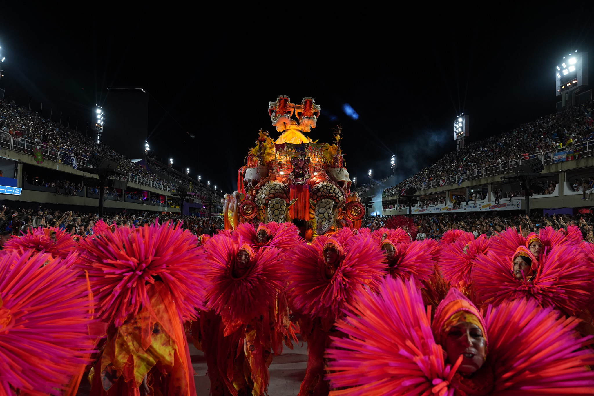 Fotogaleria: veja como foi o segundo dia de desfiles do Grupo Especial na Sapucaí - Prefeitura ...