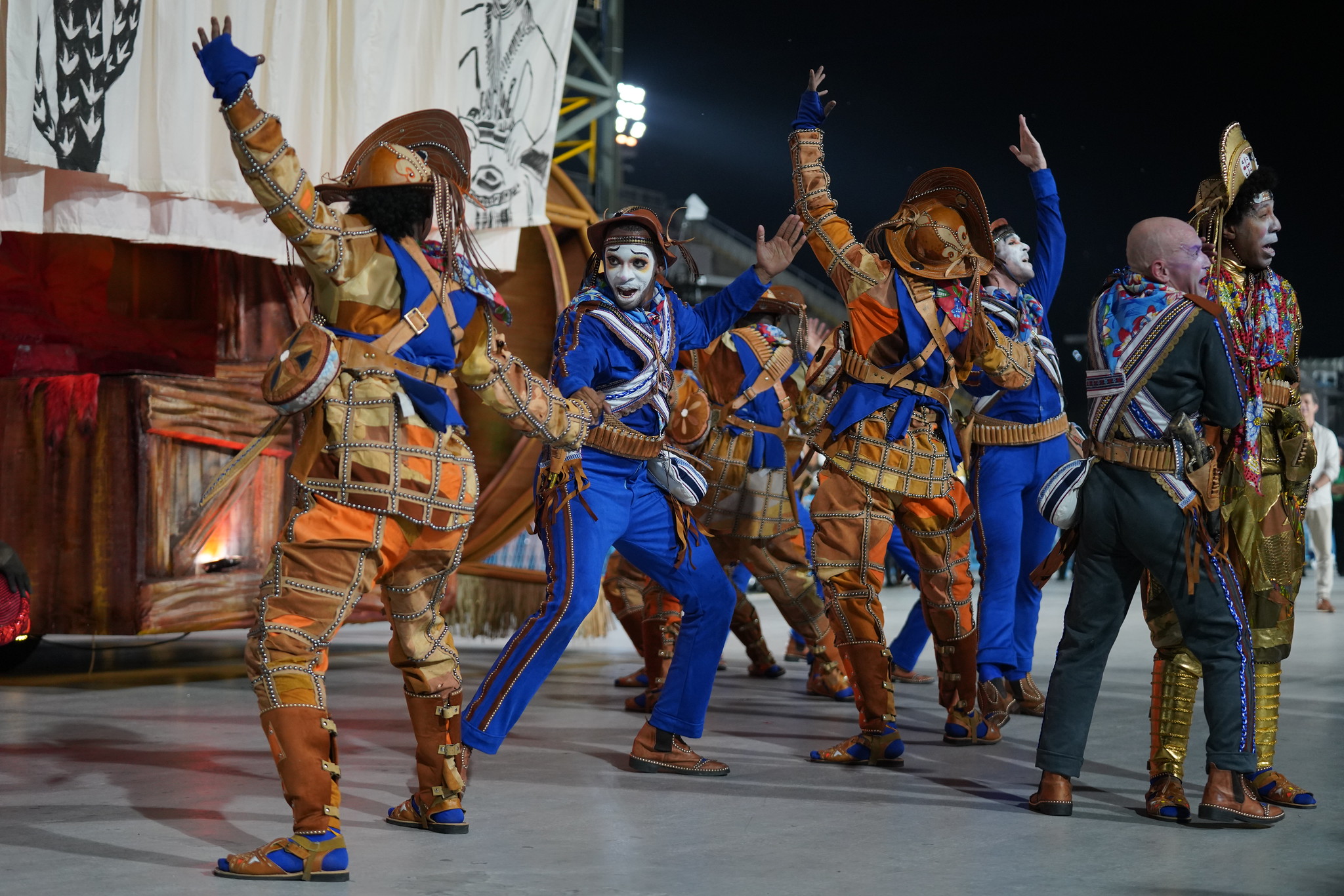 Fotogaleria: veja como foi o segundo dia de desfiles do Grupo Especial na Sapucaí - Prefeitura ...