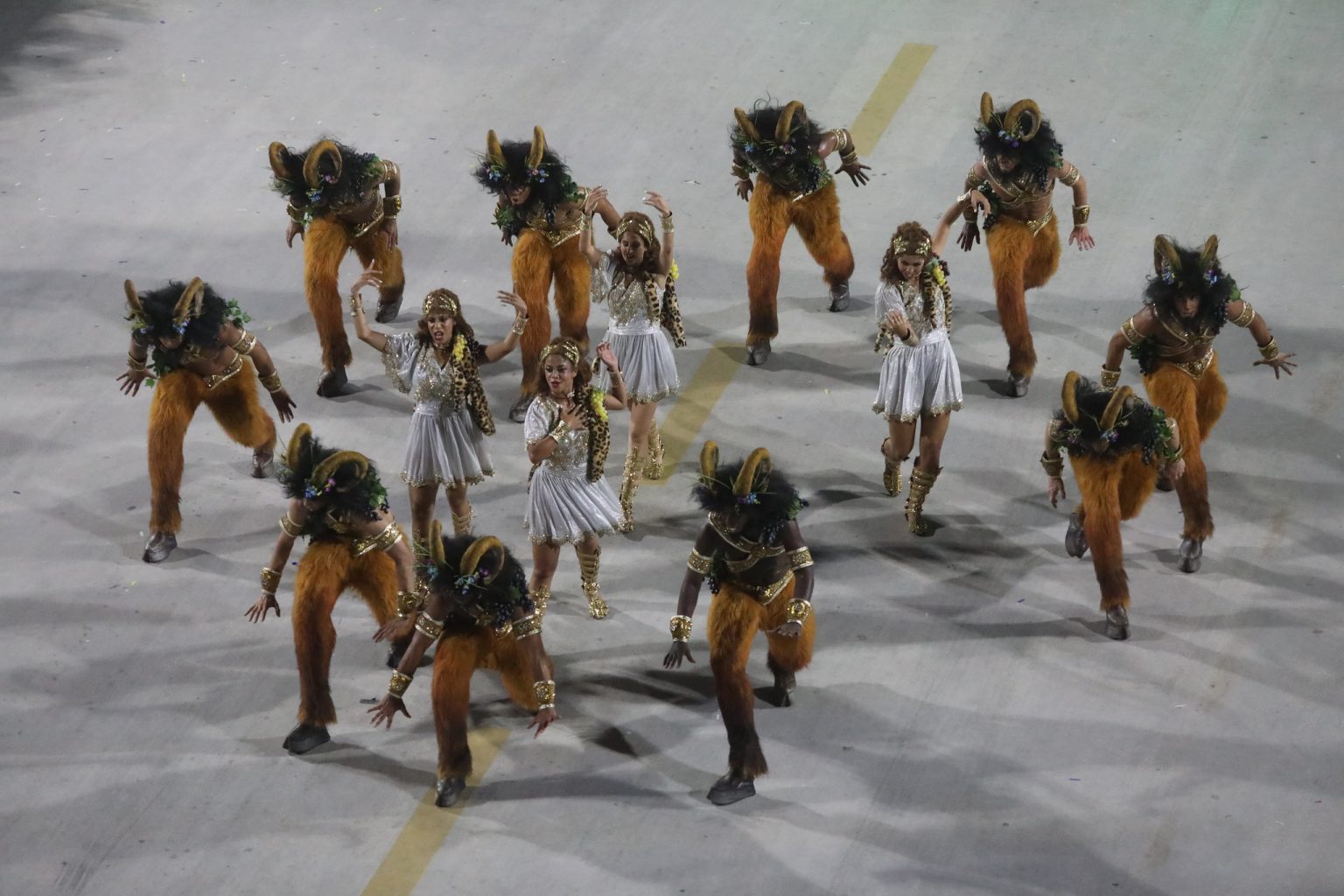 Fotogaleria: veja como foi o segundo dia de desfiles do Grupo Especial na Sapucaí - Prefeitura ...
