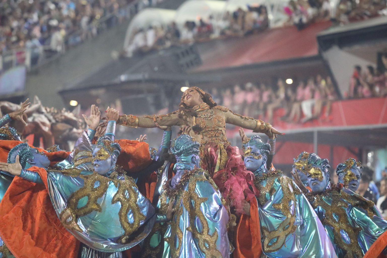 Fotogaleria: veja como foi o segundo dia de desfiles do Grupo Especial na Sapucaí - Prefeitura ...