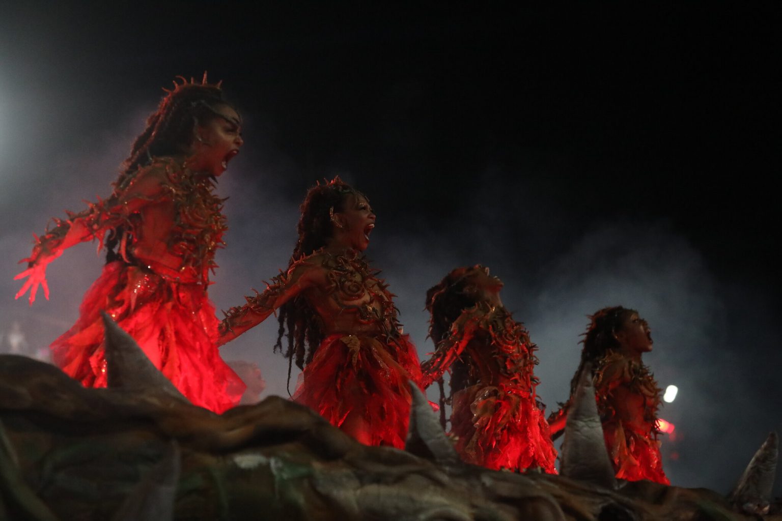 Fotogaleria: veja como foi o segundo dia de desfiles do Grupo Especial na Sapucaí - Prefeitura ...