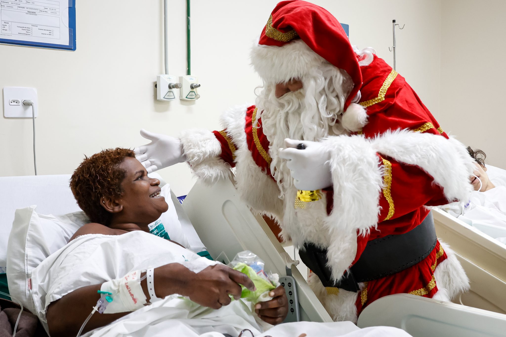 Papai Noel leva emoção a pacientes do Hospital Municipal Barata Ribeiro ...