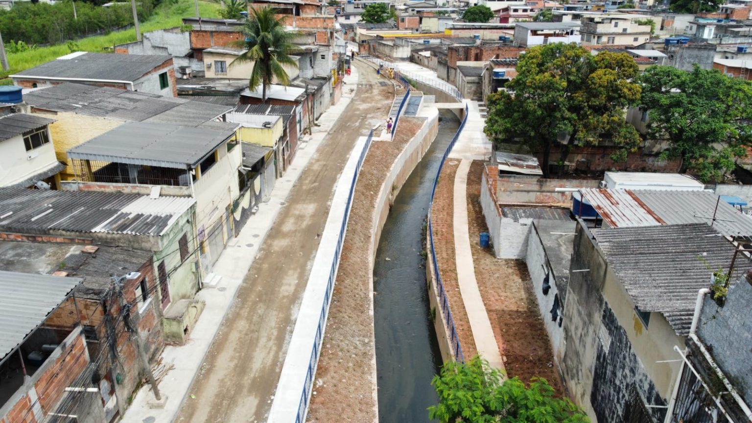 Prefeitura do Rio realiza obra de canalização de rio na Rua Comendador ...