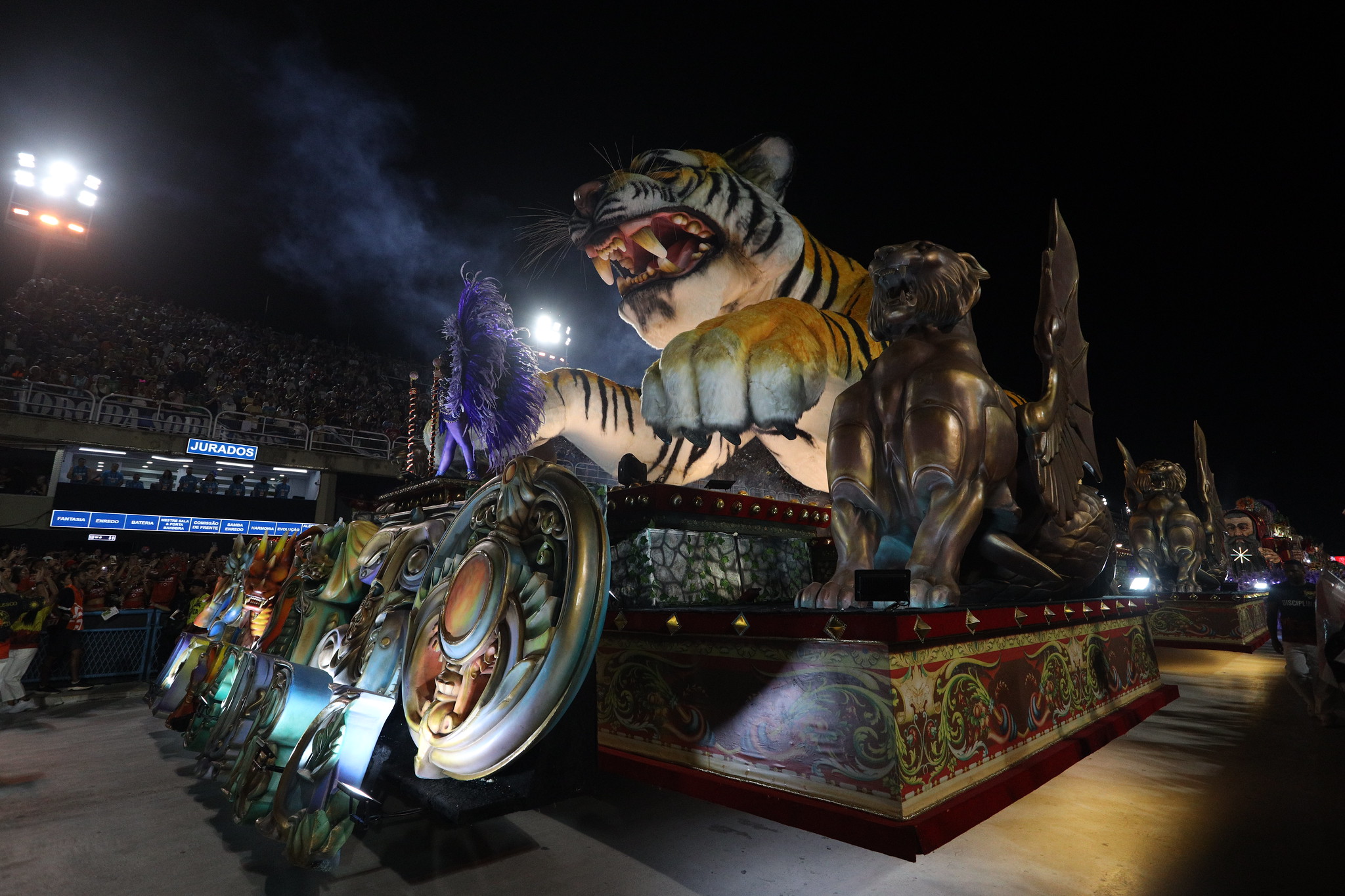 Fotogaleria: confira como foi o primeiro dia de desfiles das escolas de samba do Grupo Especial ...