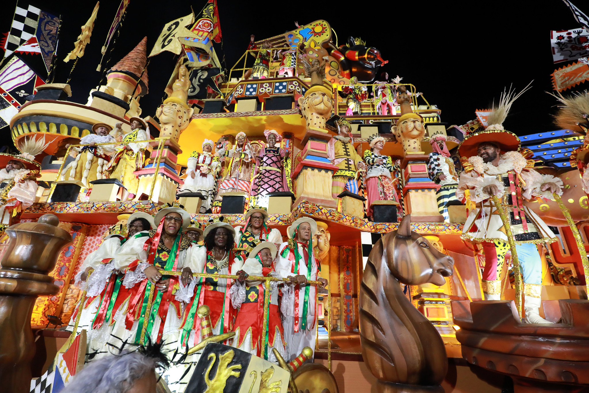 Fotogaleria: confira como foi o primeiro dia de desfiles das escolas de ...