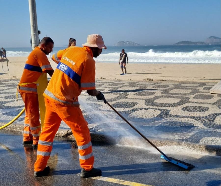 Comlurb faz a limpeza da pista e do calçadão após ressaca na Praia do ...