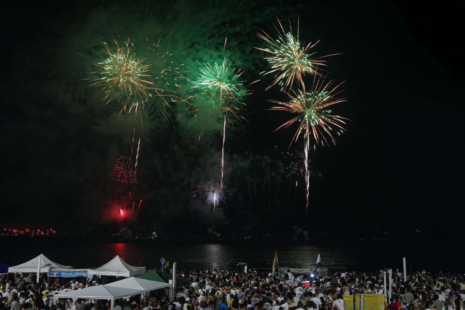 Réveillon Rio 2025: Mais de cinco milhões de pessoas celebram a chegada do Ano Novo na maior ...