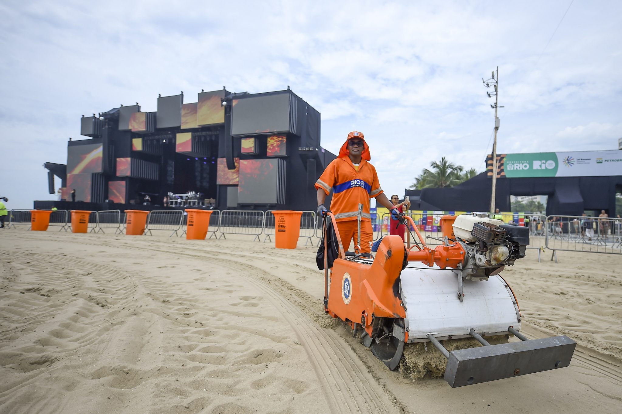 Comlurb teams carry out pre-cleaning for New Year's Eve 2026 in Rio ...